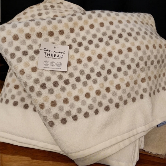 Common Thread | Bath | Common Thread Set 2 Soft Bath Towels Dots Brown ...